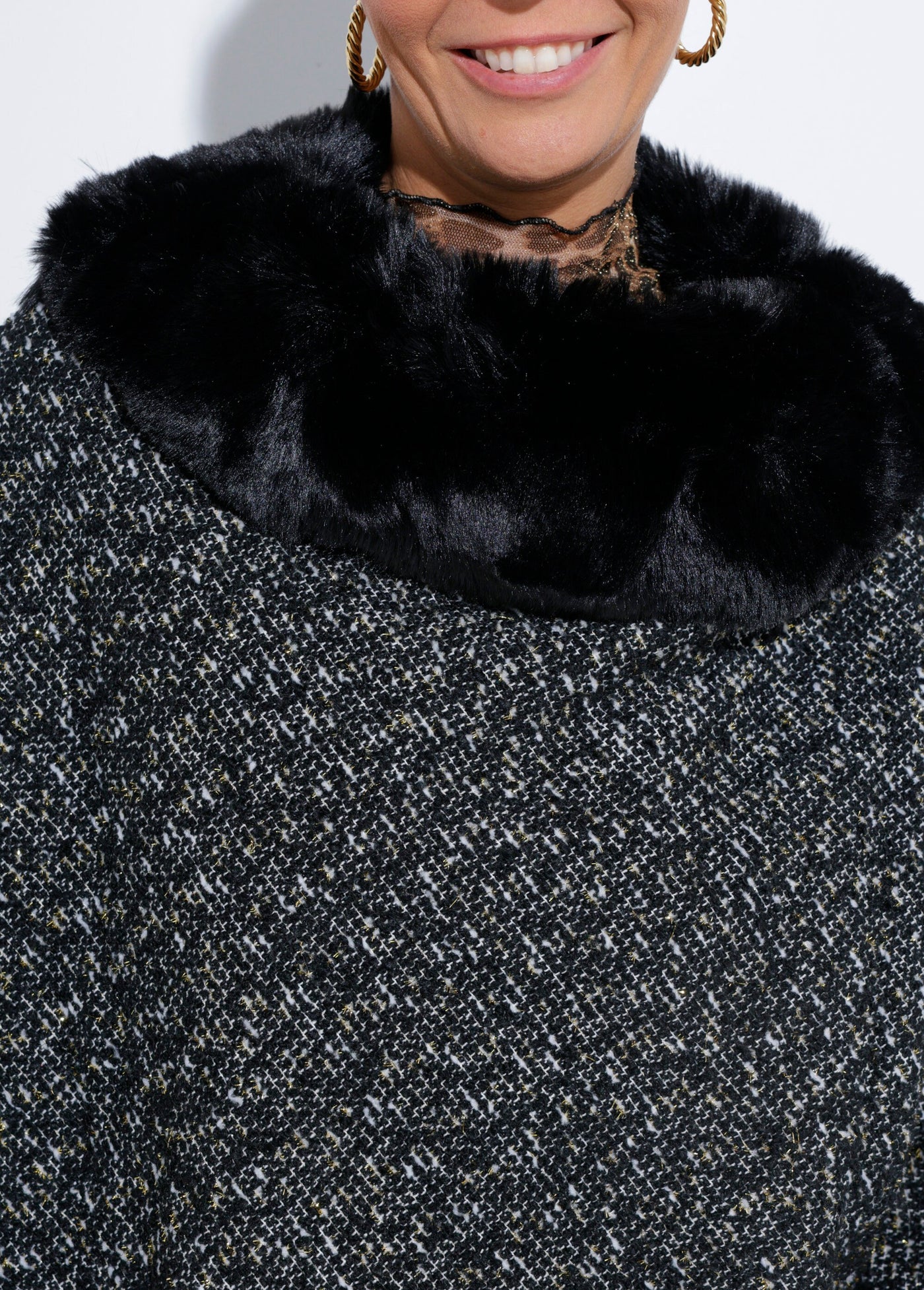 Poncho cape à carreaux détails fourrure Noir | Afibel